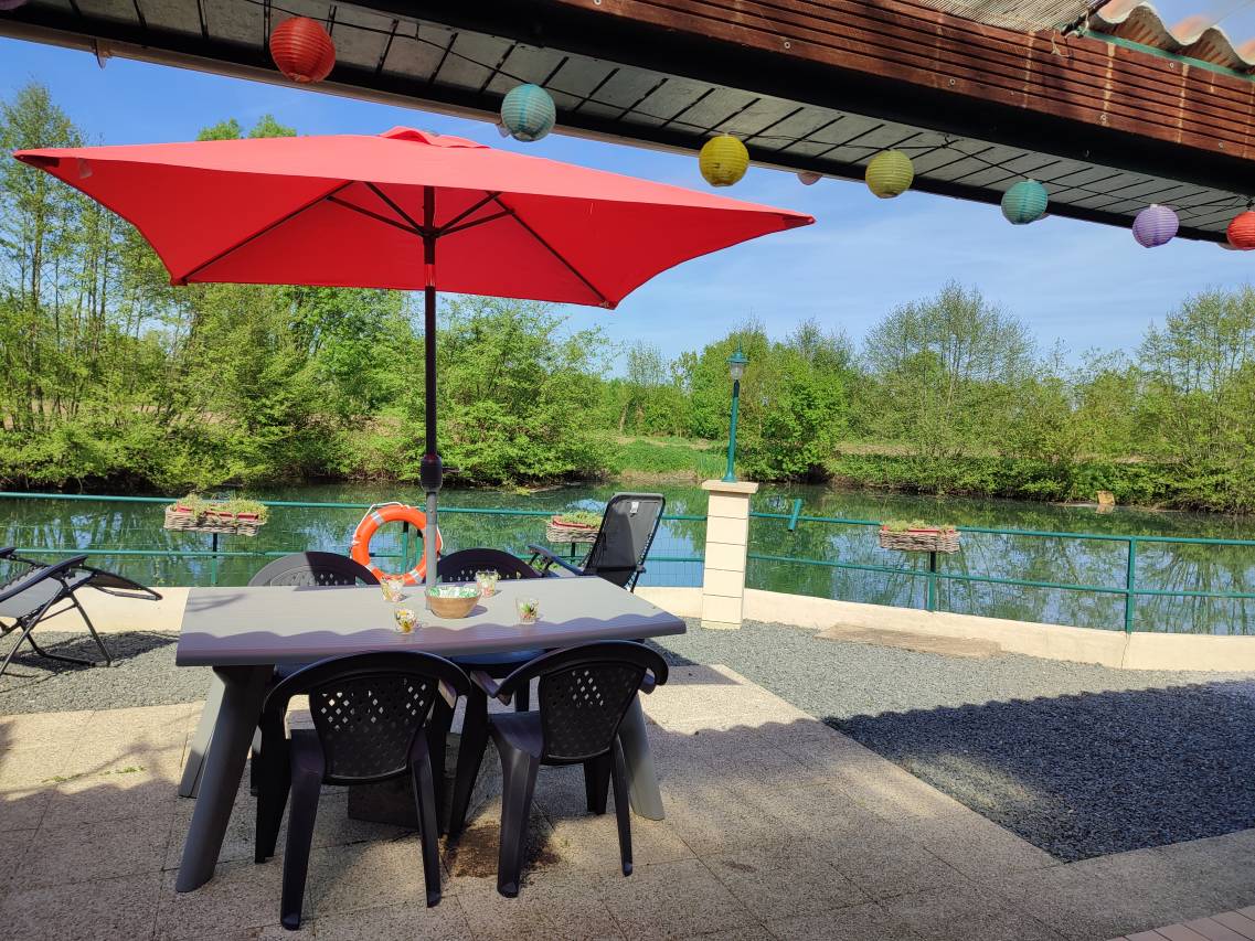 Gite climatisé wifi bord de l eau au calme parking privatif marais poitevin