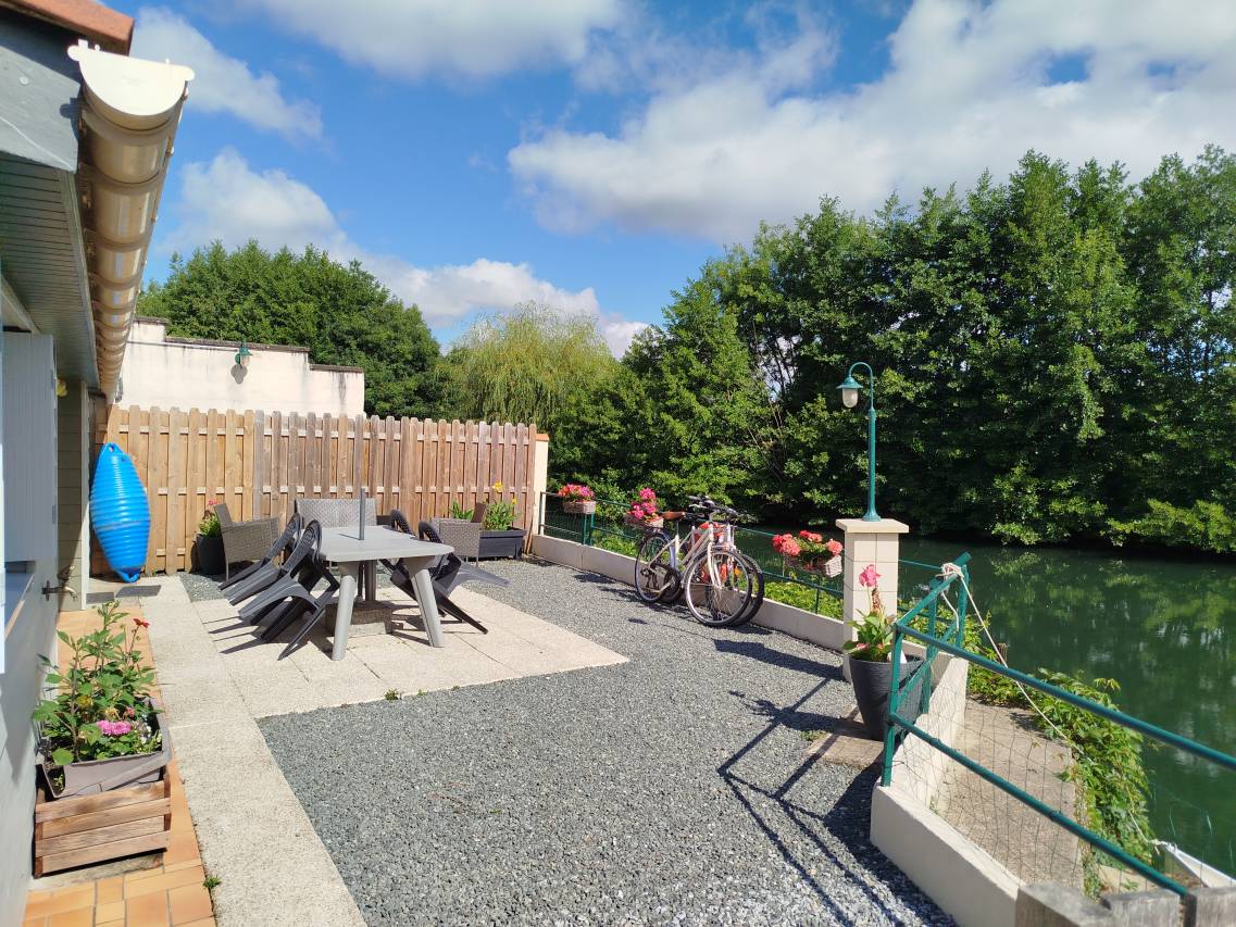 Gite climatisé wifi bord de l eau au calme parking privatif marais poitevin